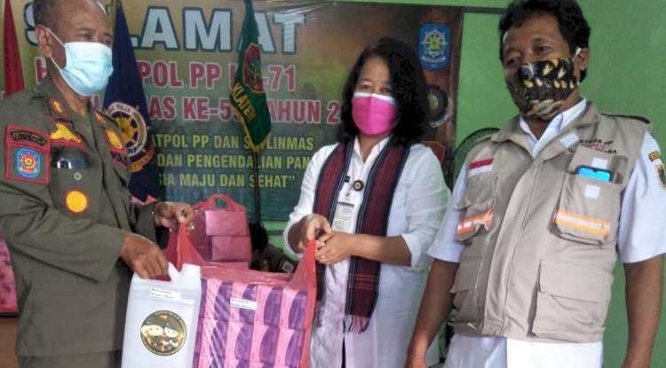 Pemberian Masker dan Hand Sanitizer Untuk Seluruh Kecamatan di ...